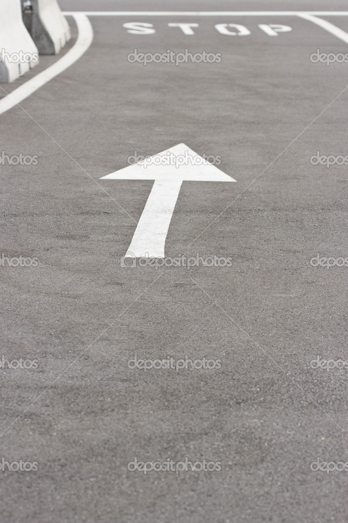 Flecha blanca y señal de stop 2024