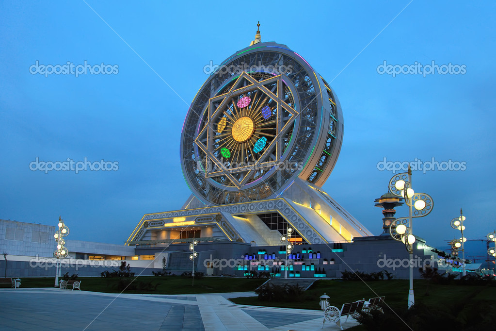 Rueda de la fortuna en un cielo nocturno como fondo, Ashkhabad ...