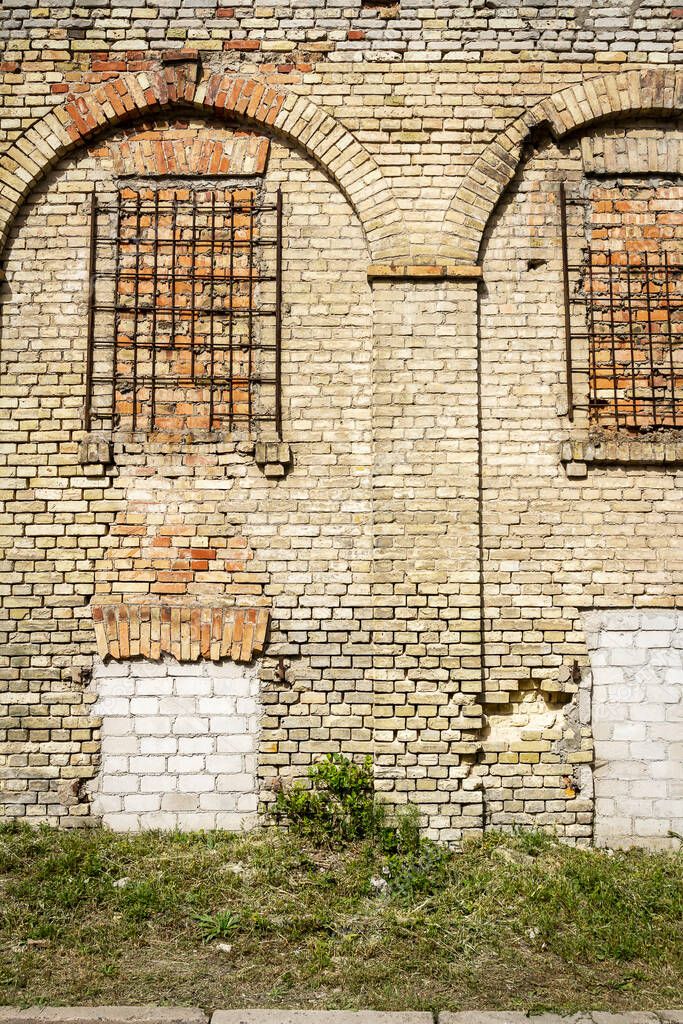 Antigua pared abandonada con ventanas de ladrillo. Arquitectura detalle fondo. Edificio olvidado ...