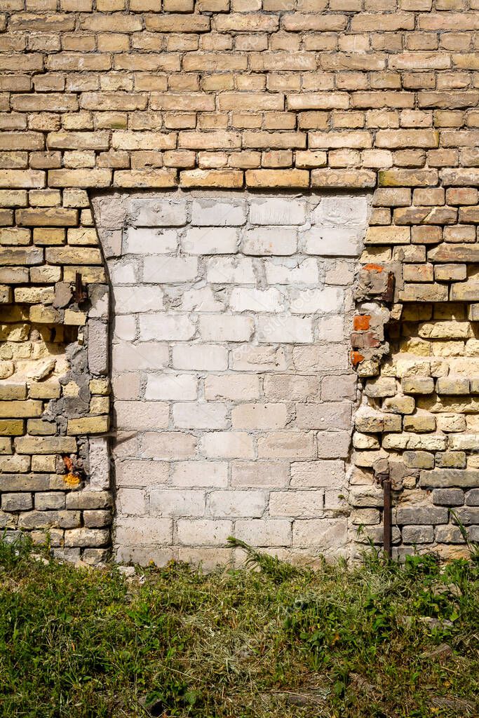 Antigua pared abandonada con ventanas de ladrillo. Arquitectura detalle fondo. Edificio olvidado ...