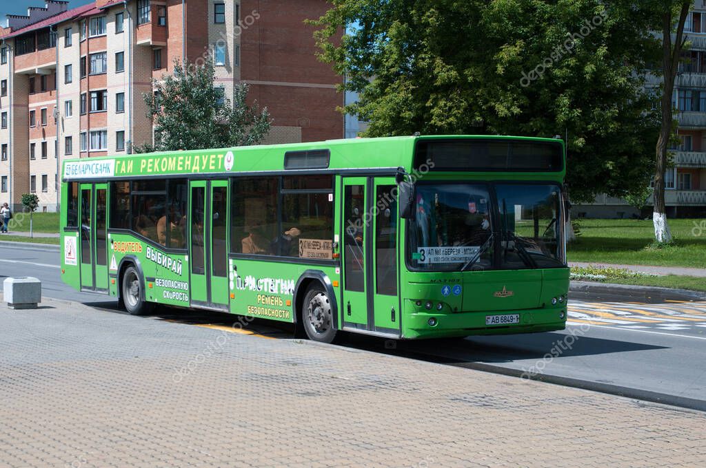 Autobús urbano de piso bajo MAZ-103.465 en la calle Lenin, Biaroza ...