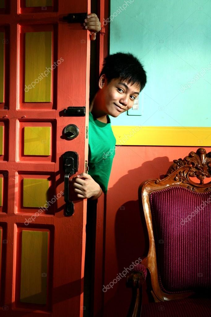 Joven asiática adolescente espiando y colándose en un salón — Foto de ...