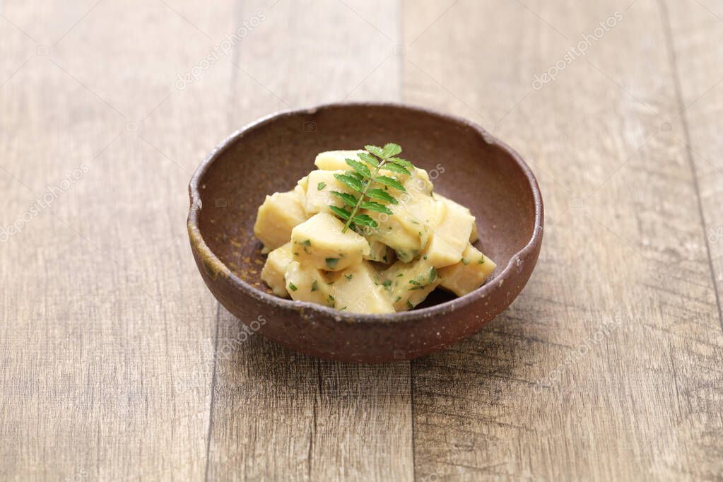 Takenoko No Kinomeae (brotes de bambú en aderezo de miso de hoja de ...