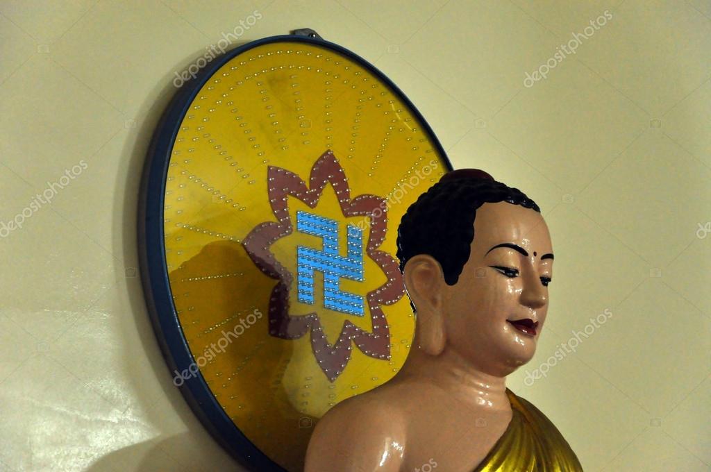 Símbolo esvástica (svastika) en el templo budista de Munirensay. Can ...