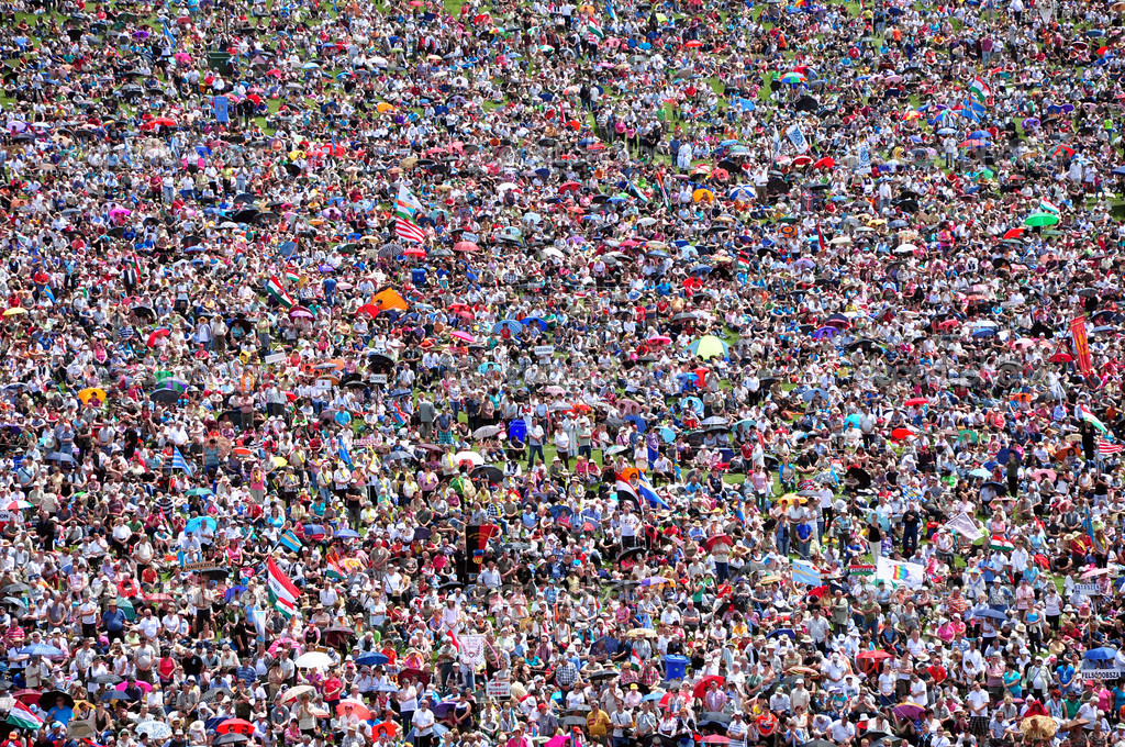 Multidão de pessoas de fundo — Fotografia de Stock Editorial © salajean ...