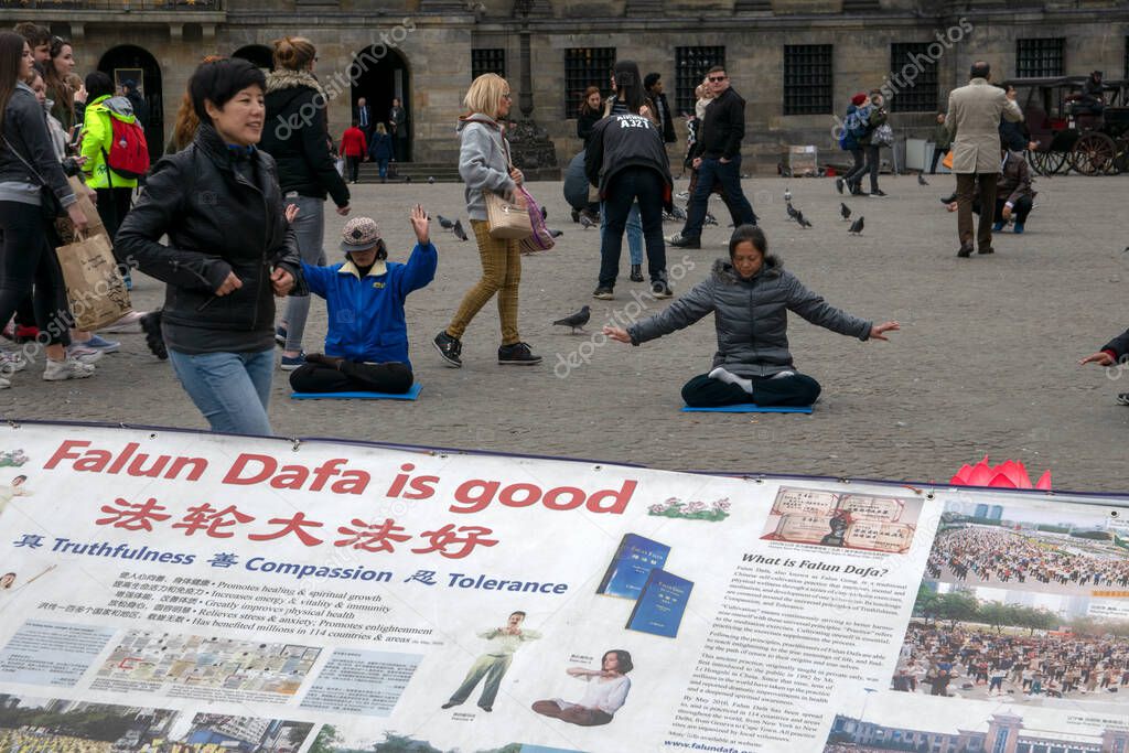 Demostración de Falun Dafa en la plaza Dam en Amsterdam ...