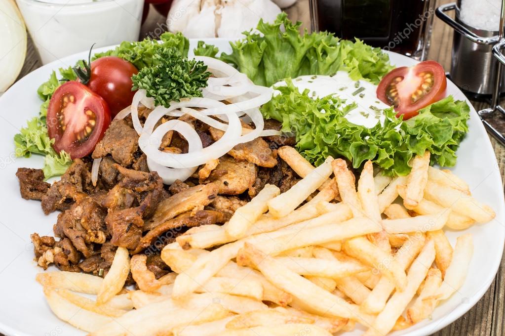 porção de carne de kebab no prato — Fotografias de Stock ...