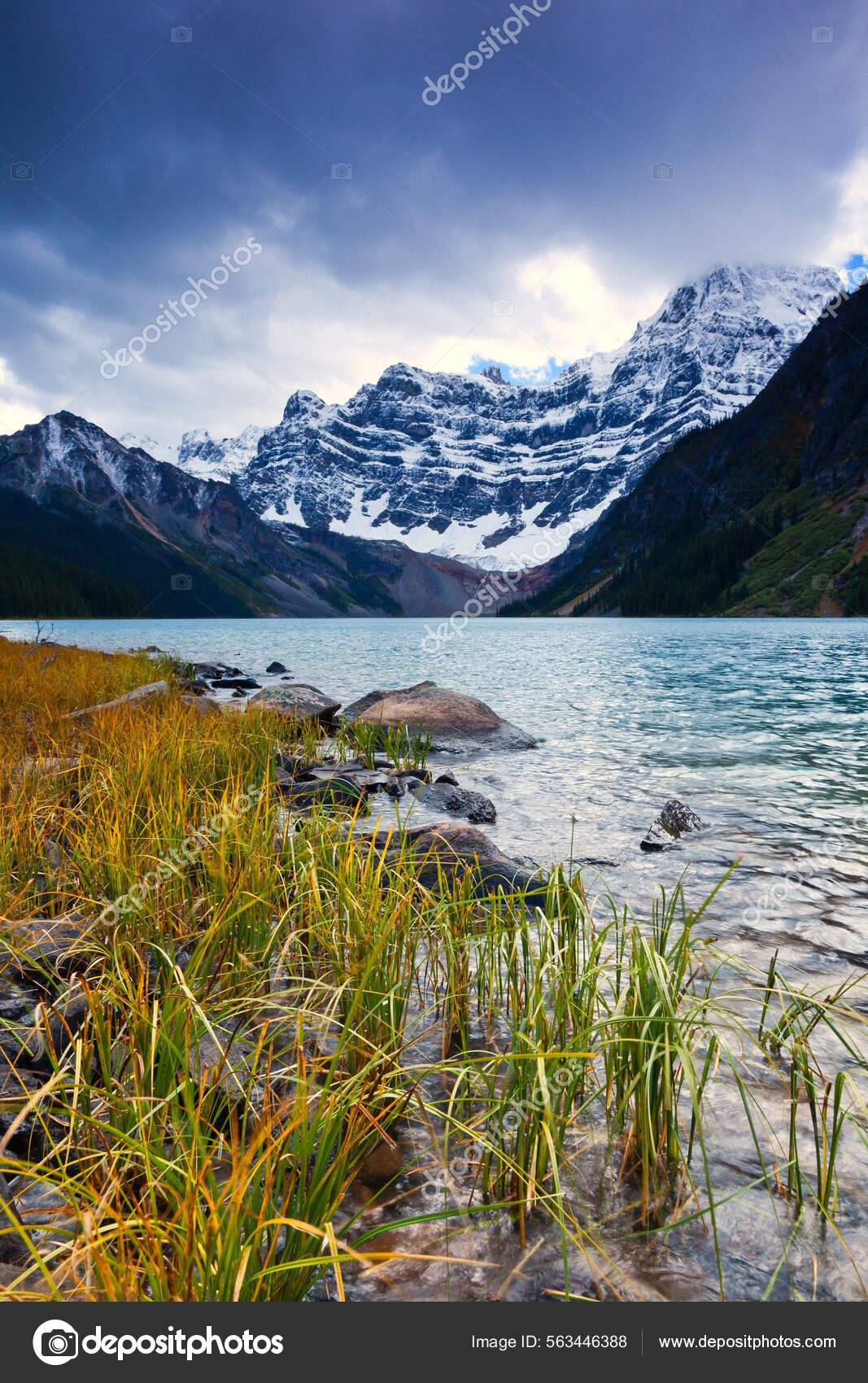 Mount Chephren and Chephren Lake in Banff National Park, Canada — Stock ...