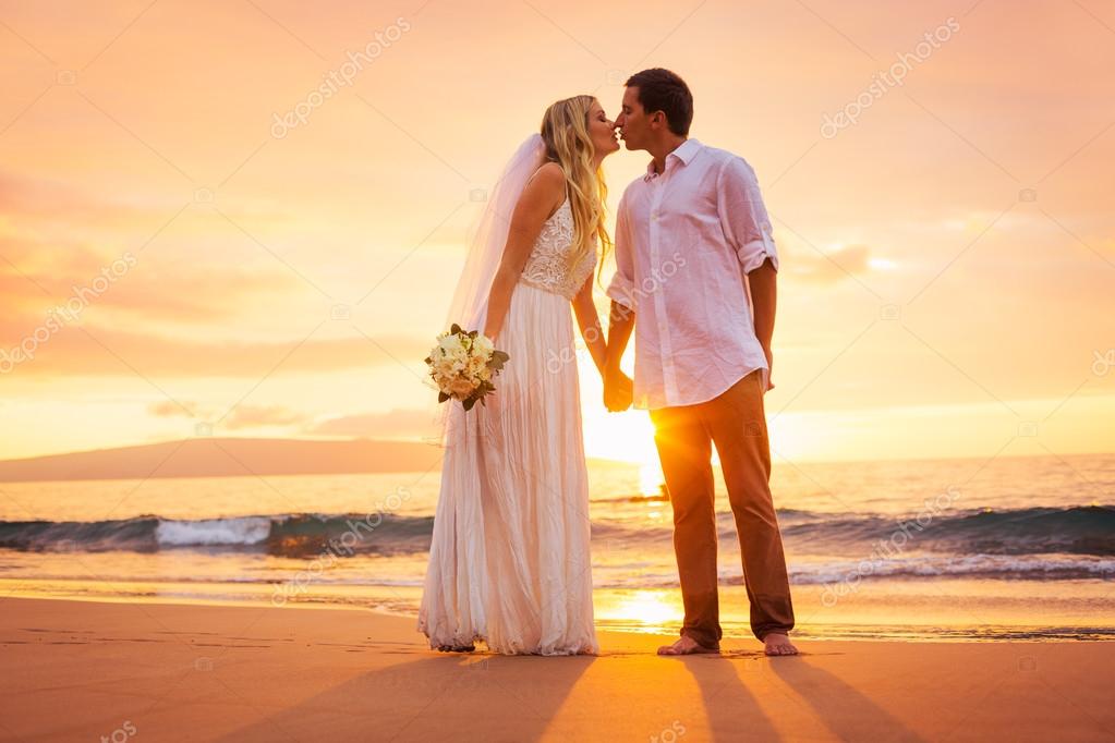 Pareja Casada Besándose En La Playa Tropical Al Atardecer 2022