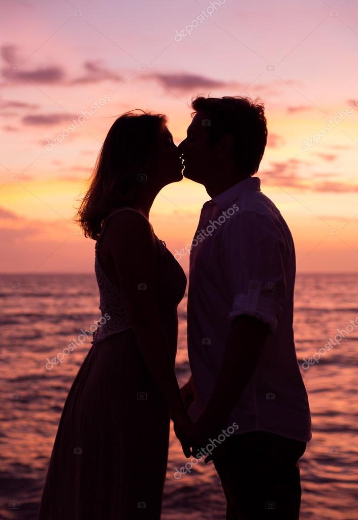 Pareja besándose al atardecer — Foto de stock #47044663 © EpicStockMedia