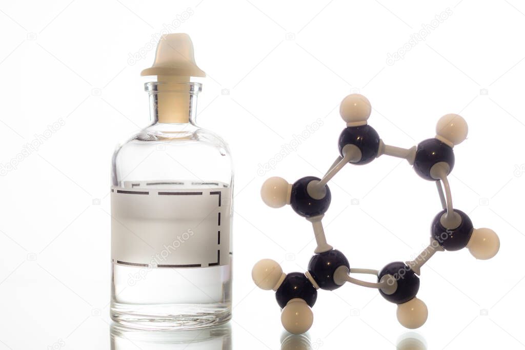 Frasco de reactivo que contiene tolueno y su estructura química. 2022