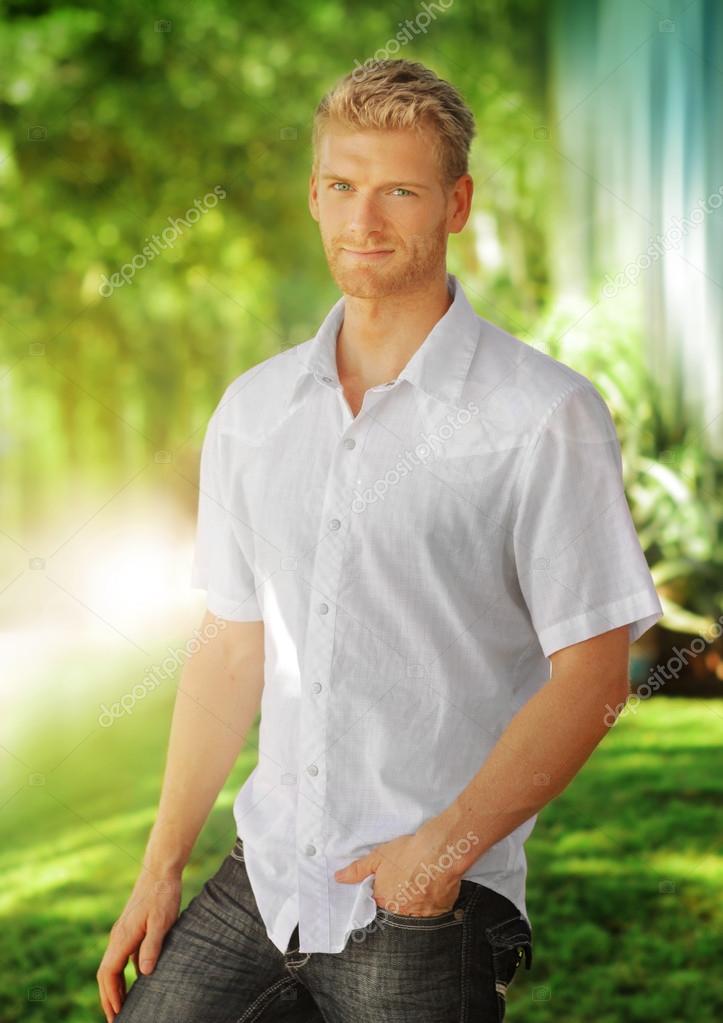 Jeune homme dans la nature image libre de droit par curaphotography ...