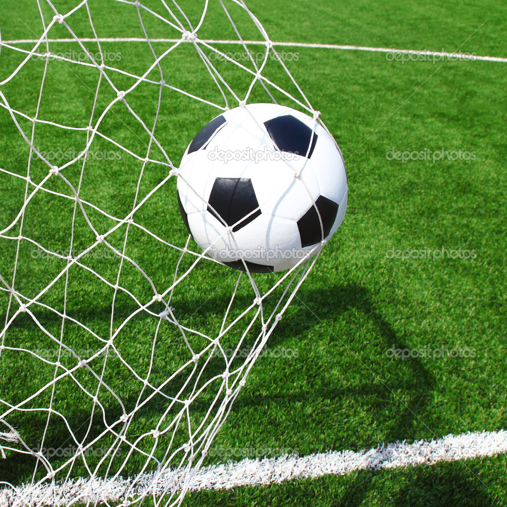 Pallone da calcio in rete - Foto Stock: Foto, Immagini © joesive47 ...