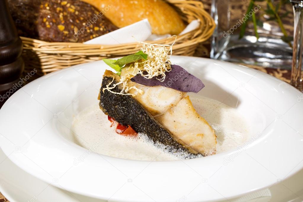 Filete asado de pescado a la parrilla en salsa blanca 2023