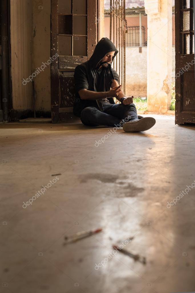 Abuso de sustancias, joven inyectable con jeringa 2022