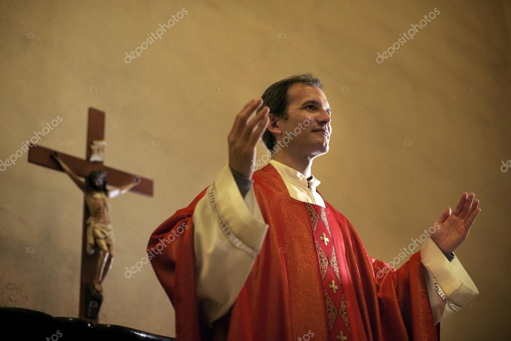 Sacerdote Católico En El Altar Rezando Durante La Misa 2023