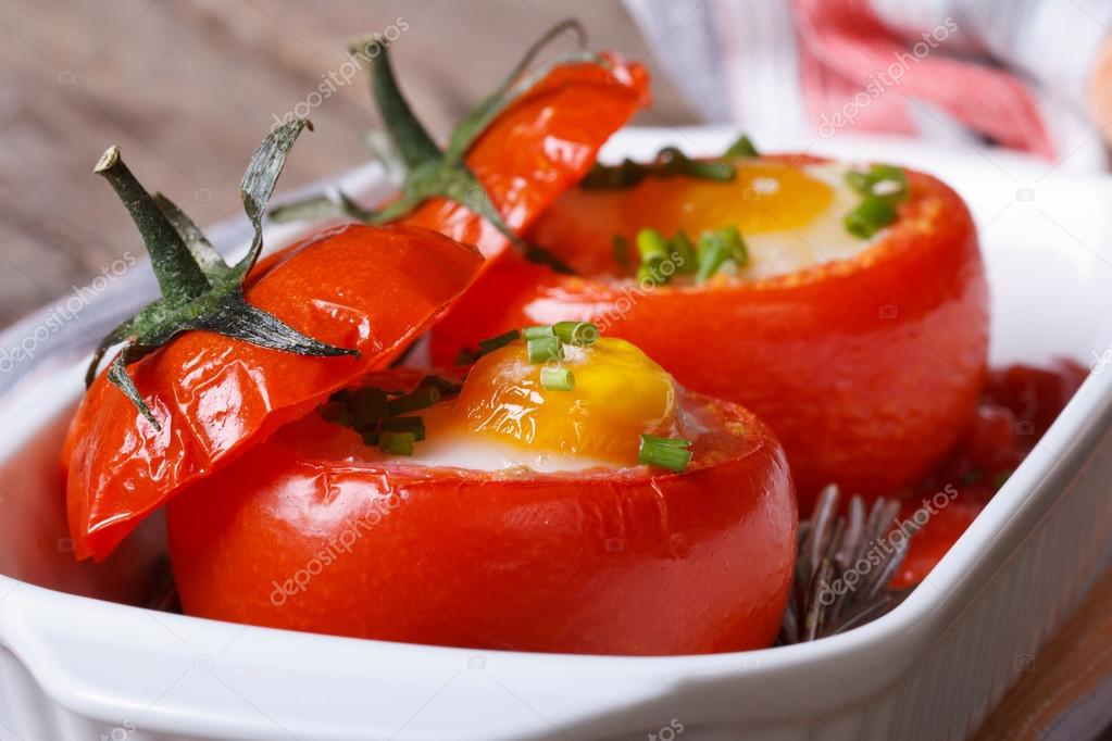 Sabroso aperitivo de tomates al horno rellenos de huevos 2022