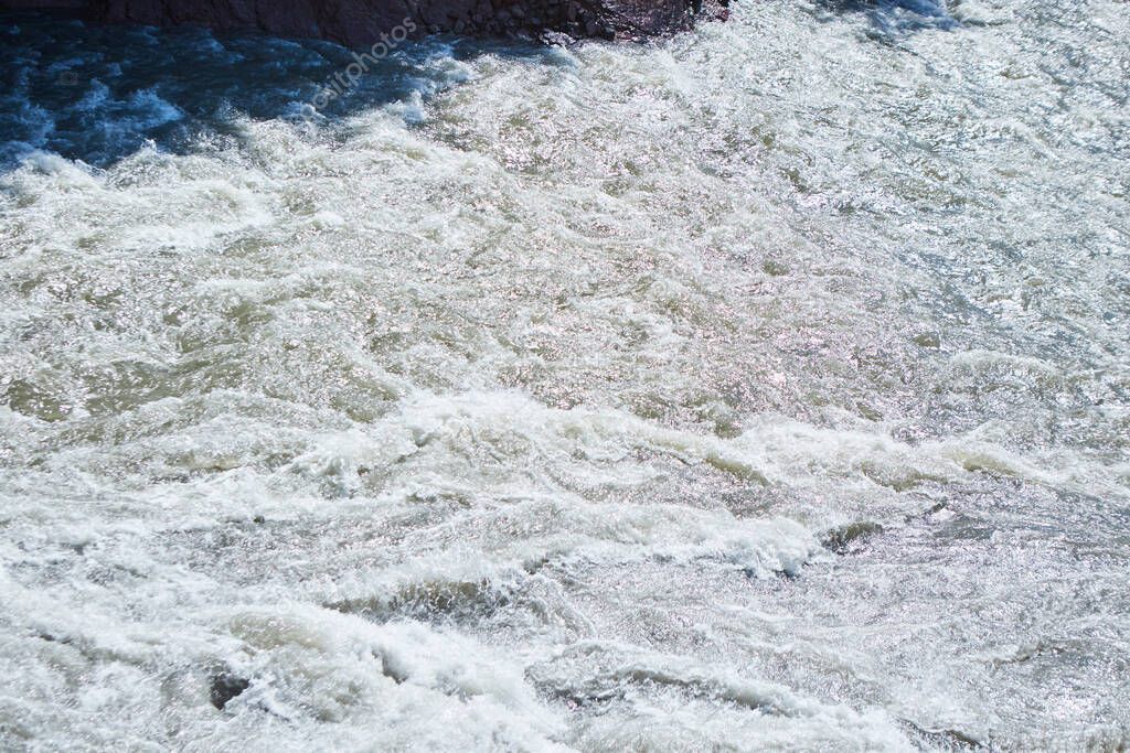 Un gran flujo rápido de agua durante una inundación en un río en las ...