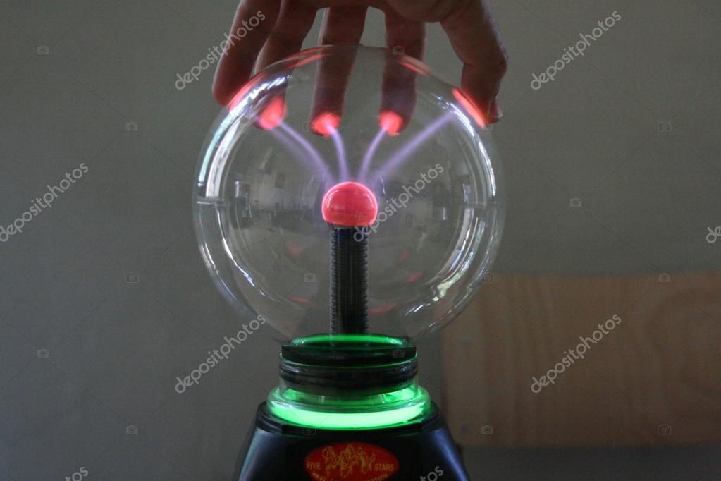 Bobina Tesla en acción - encendiendo un rayo en la bombilla 2022