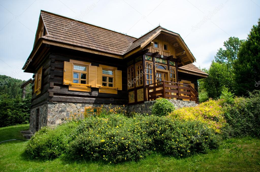Romântico chalé de madeira rústica na área rural — Fotografias de Stock ...
