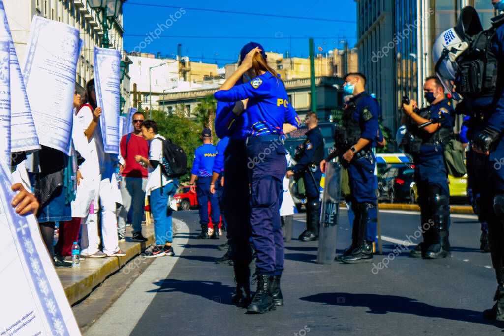 Atenas, Grecia - 03 de noviembre de 2021 La polic a enmarca una manifestaci n de trabajadores de ...
