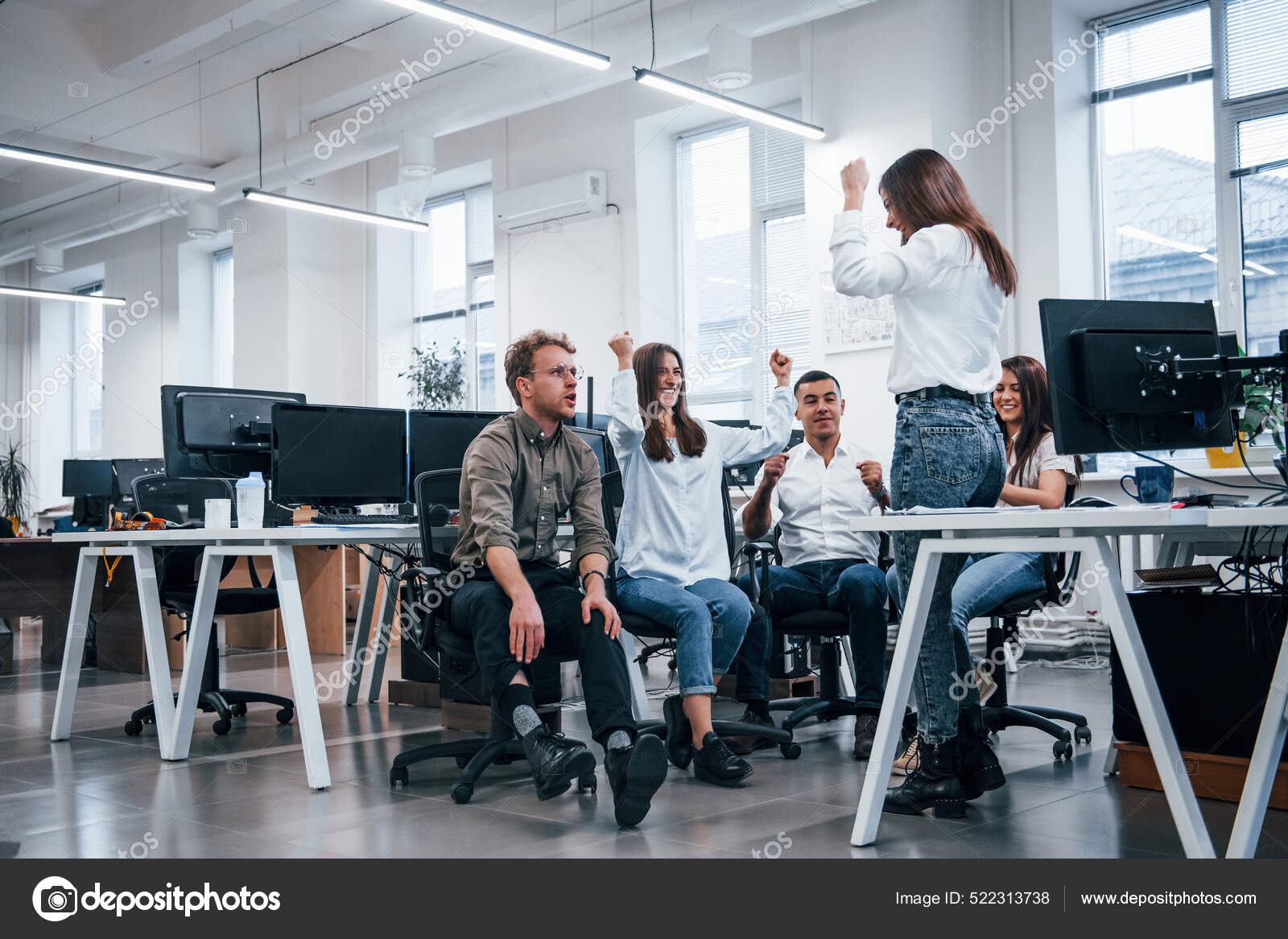 Personas Trabajando Juntas En La Oficina Descargar Ungrupo De Personas