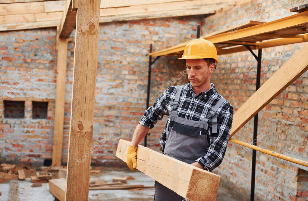 Transportando tablas de madera. Trabajador de la construcción en ...