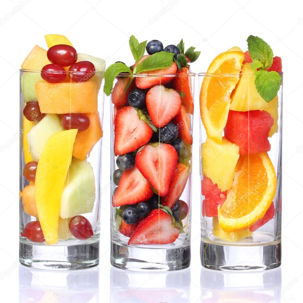 Cócteles de frutas aislados en blanco. frescos trozos de fruta en vasos ...