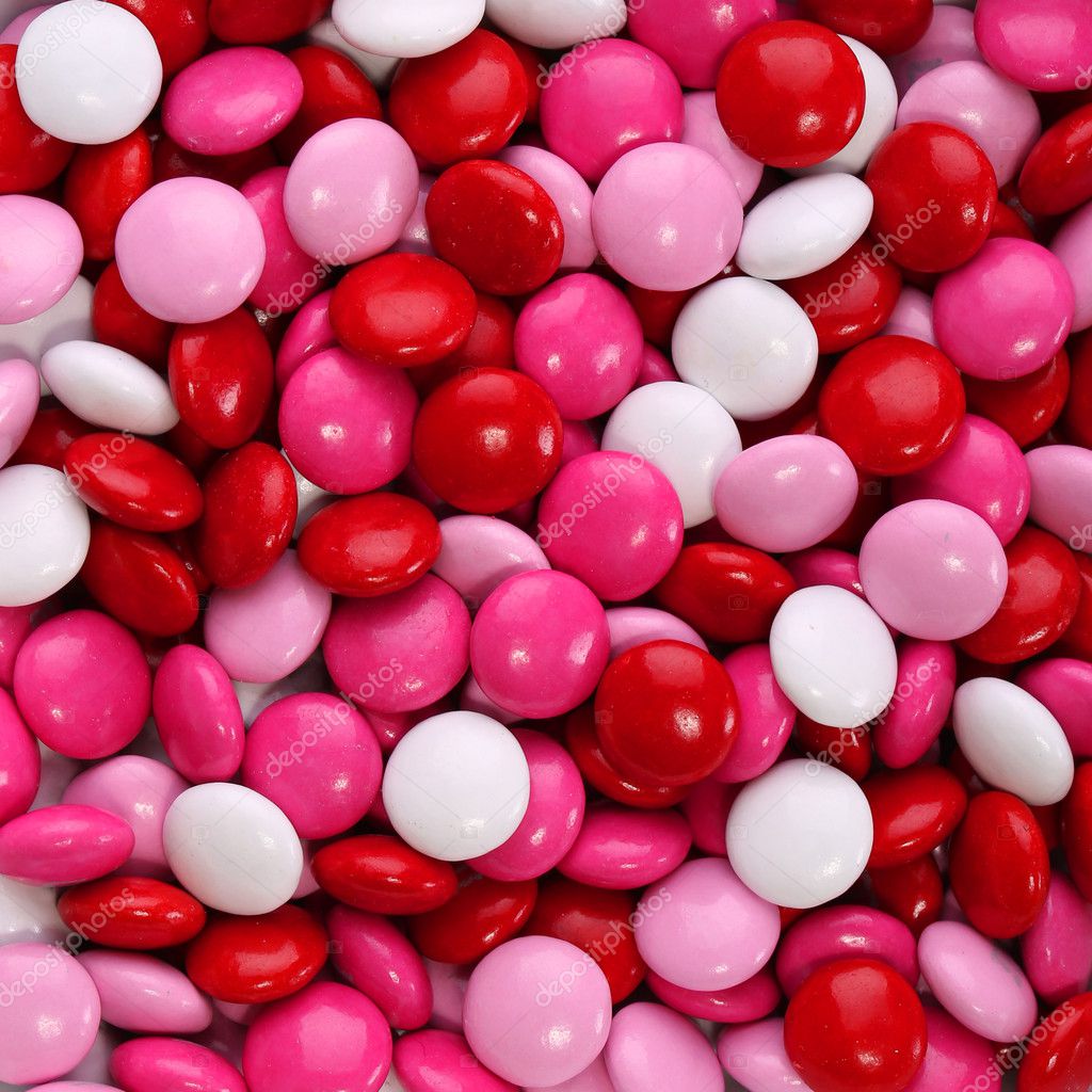 Kleurrijke chocolade Valentijnsdag snoep bekleed in roze, rood en whi ...