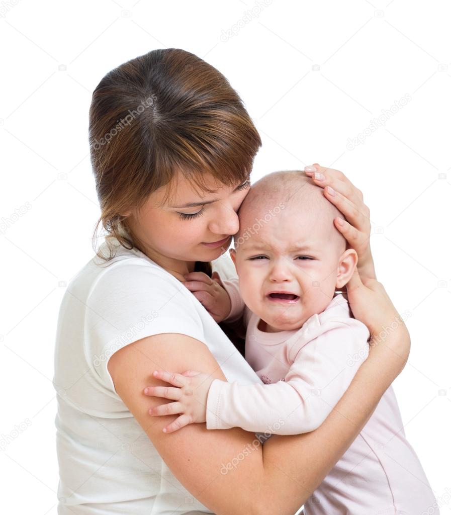 moeder probeert te troosten haar huilende baby geïsoleerd — Stockfoto ...