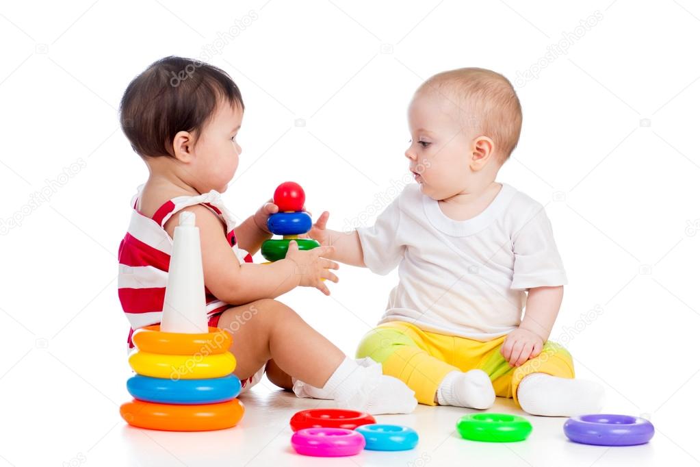 dos bebés a niñas jugando con juguetes de color — Fotos de Stock ...
