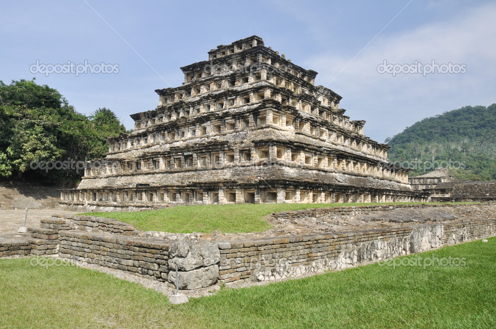 Pyramid of the Niches, El Tajin (Mexico) — Stock Photo © naticastillog ...