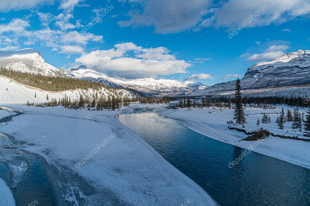 Vistas del río Saskatchewan Norte en Jasper Park a lo largo de los ...