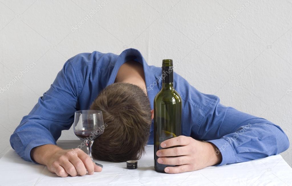 Hombre con botella de vino y vidrio 2022