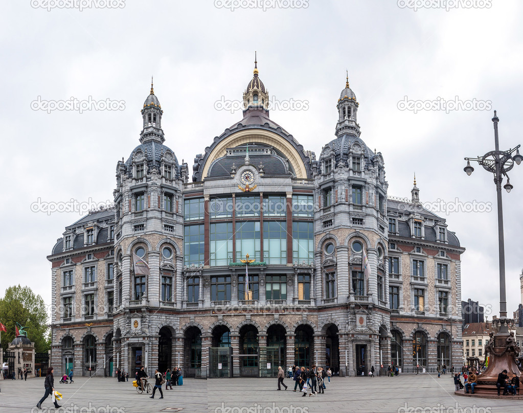 Extérieur de la gare centrale d'Anvers — Photo éditoriale © mathes ...