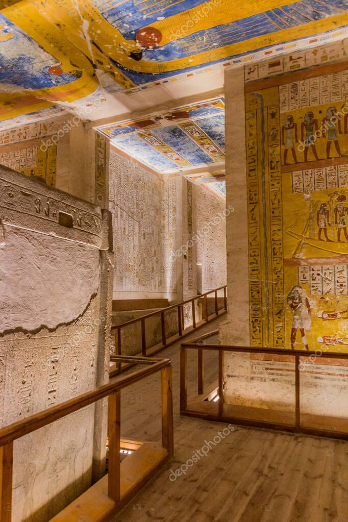 LUXOR, EGIPTO - 20 DE FEB DE 2019: Tumba de Ramsés IV en el Valle de ...