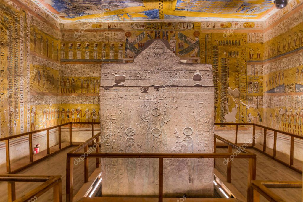 LUXOR, EGIPTO - 20 DE FEB DE 2019: Tumba de Ramsés IV en el Valle de ...