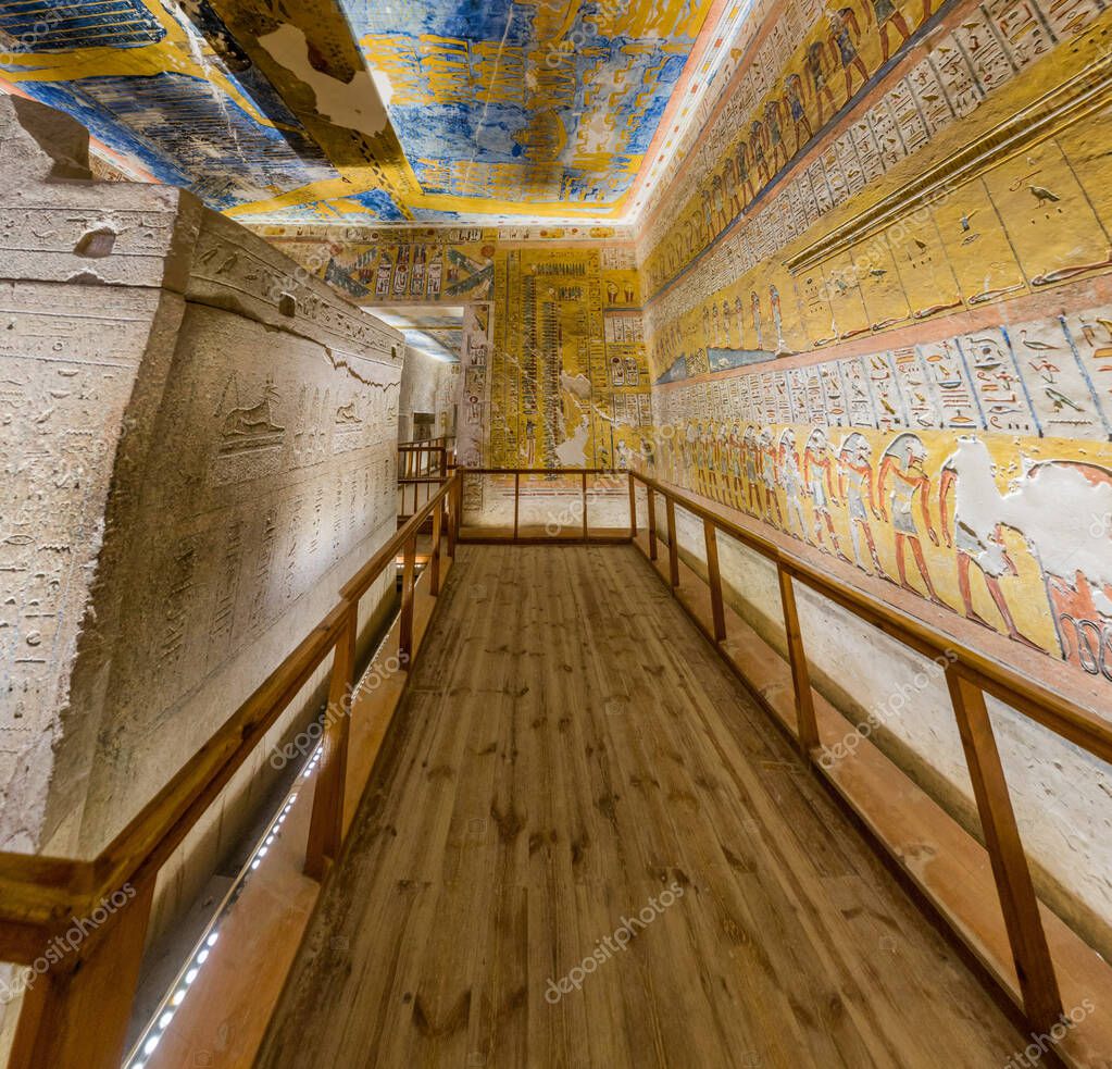 LUXOR, EGIPTO - 20 DE FEB DE 2019: Tumba de Ramsés IV en el Valle de ...