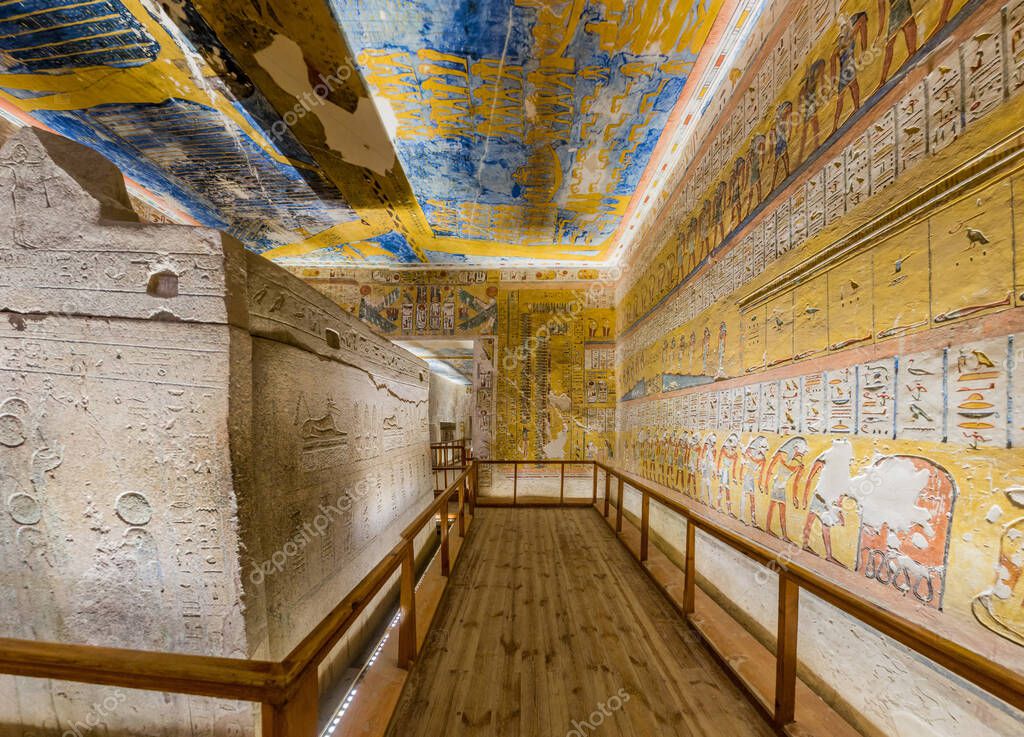 LUXOR, EGIPTO - 20 DE FEB DE 2019: Tumba de Ramsés IV en el Valle de ...