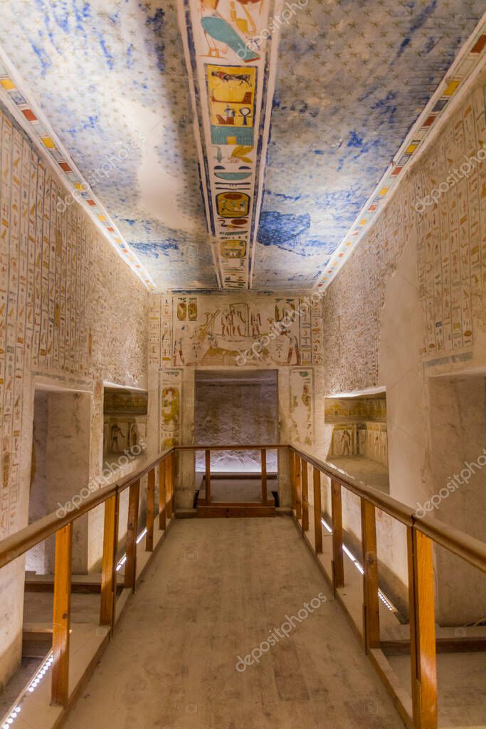 LUXOR, EGIPTO - 20 DE FEB DE 2019: Tumba de Ramsés IV en el Valle de ...