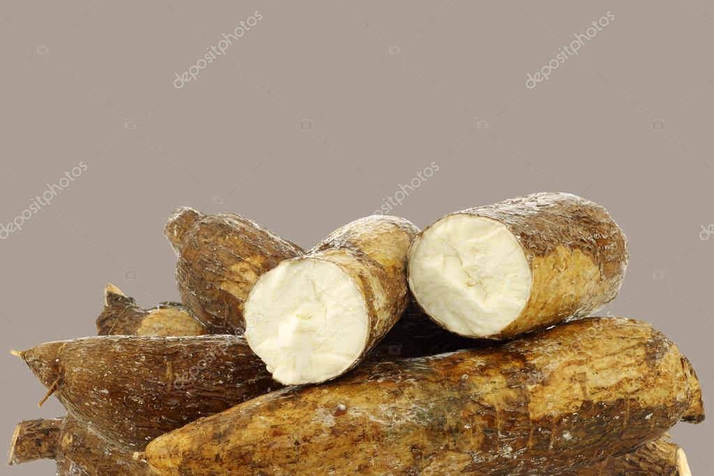 Fotos de Raíz de mandioca y algunas piezas - Imagen de © tpzijl #30102921
