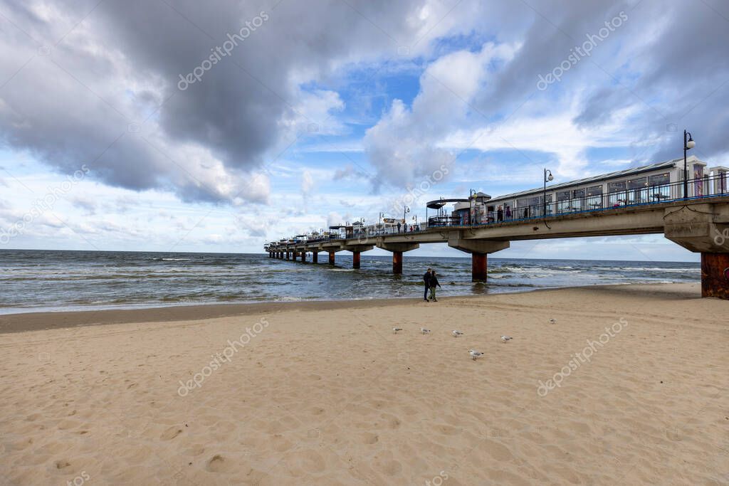 Miedzyzdroje, Polonia - 15 de septiembre de 2022: Muelle de Miedzyzdroje, embarcadero largo de ...