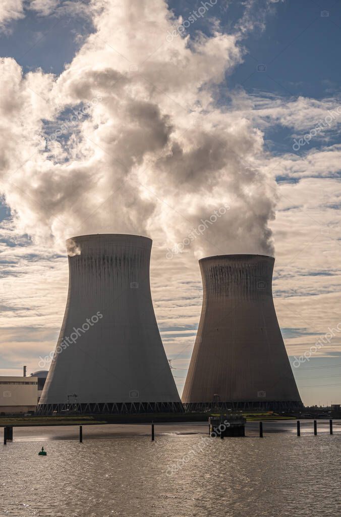 Amberes, Flandes, B lgica - 10 de julio de 2022: Torres de refrigeraci ...