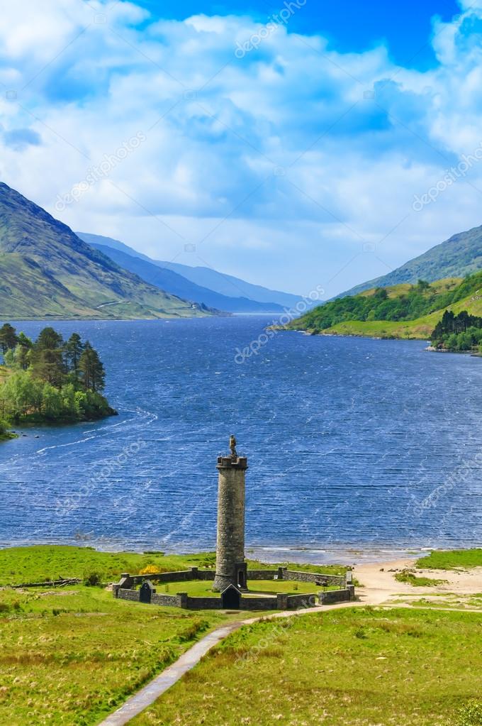 Monumento a Glenfinnan y lago Loch Shiel. Highlands Escocia 2025