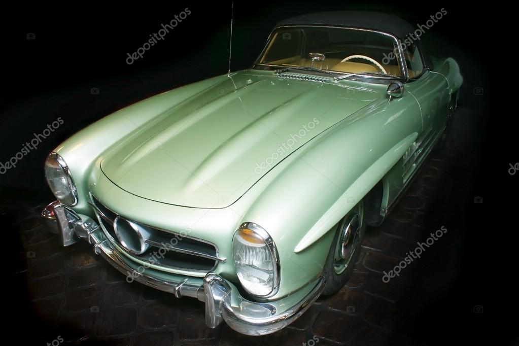 Ancient car – Stock Editorial Photo © Apriori #39021247