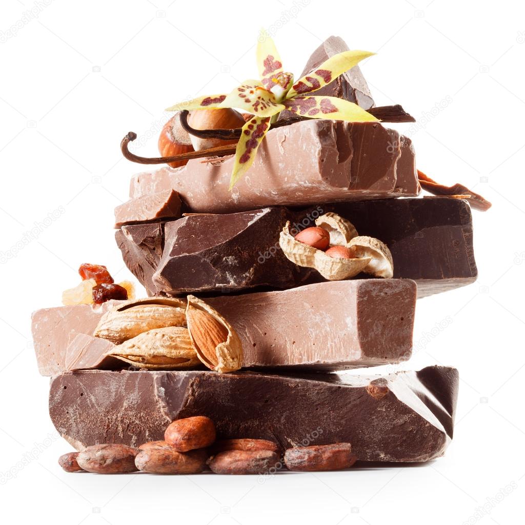 Variedad de chocolate. Trozos con nueces en blanco 2022