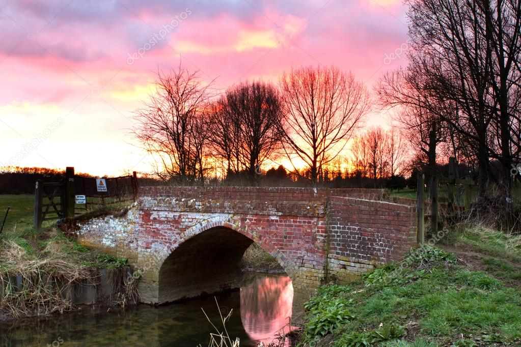 River flowing through an english countryside scene at sunset — Stock ...