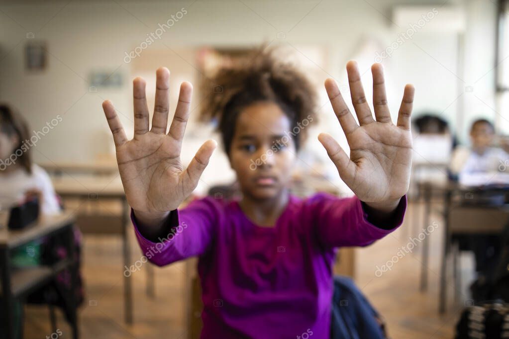 Detener el racismo y la discriminación entre los niños en la escuela. 2023