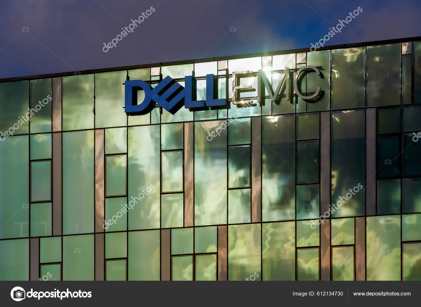 Haifa Israel Juli 2022 Buchstaben Dell Emc Schriftzug Der Wand ...