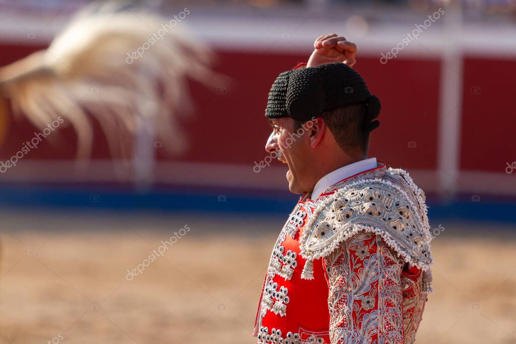 teleobjetivo de un torero con sombrero típico celebrando su triunfo en ...